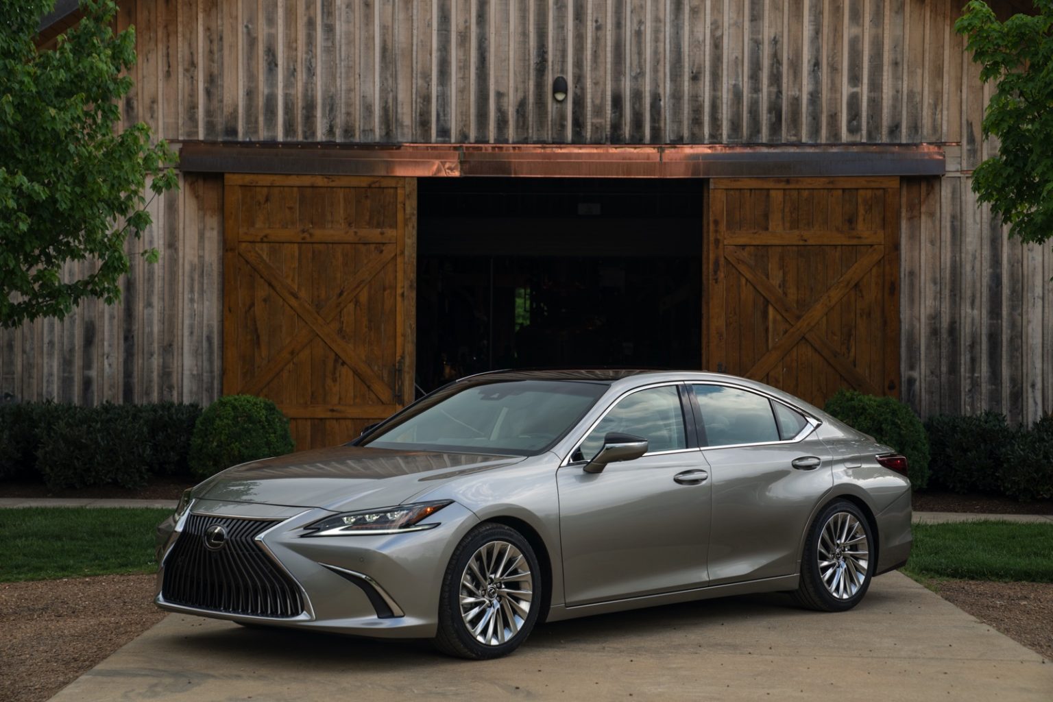 The Lexus ES 300h: Ultra Luxury – Extra Special | txGarage